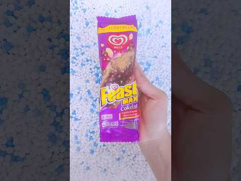 mencari dan menemukan ice cream walls feast max di dalam bola #icecream #shorts #viral