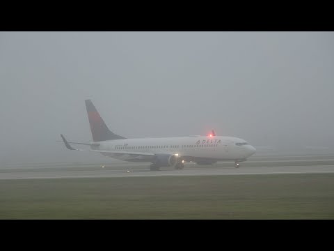 Delta Boeing 737-832 Heavy Fog Departure Out Of Grand Rapids Airport - Plane Spotting