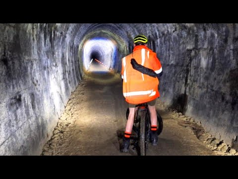 Mit dem Fahrrad durch einen 1300 m langen verlassenen Eisenbahntunnel in Neuseeland