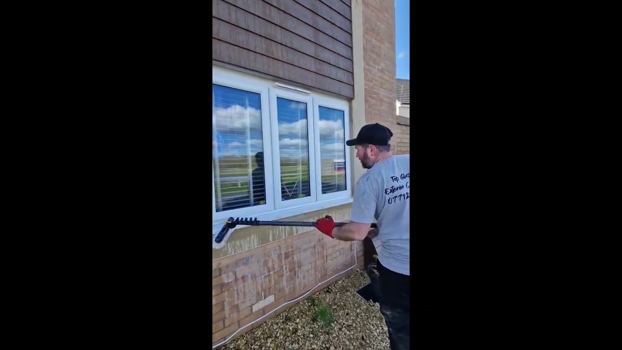 Technique and Application for sparkling clean windows #windowcleaning #exteriorcleaning