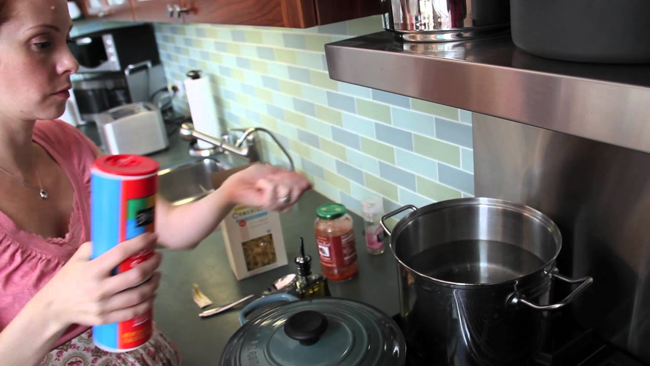 VegNews Vintage TV: Easy Pasta & Garlic Bread