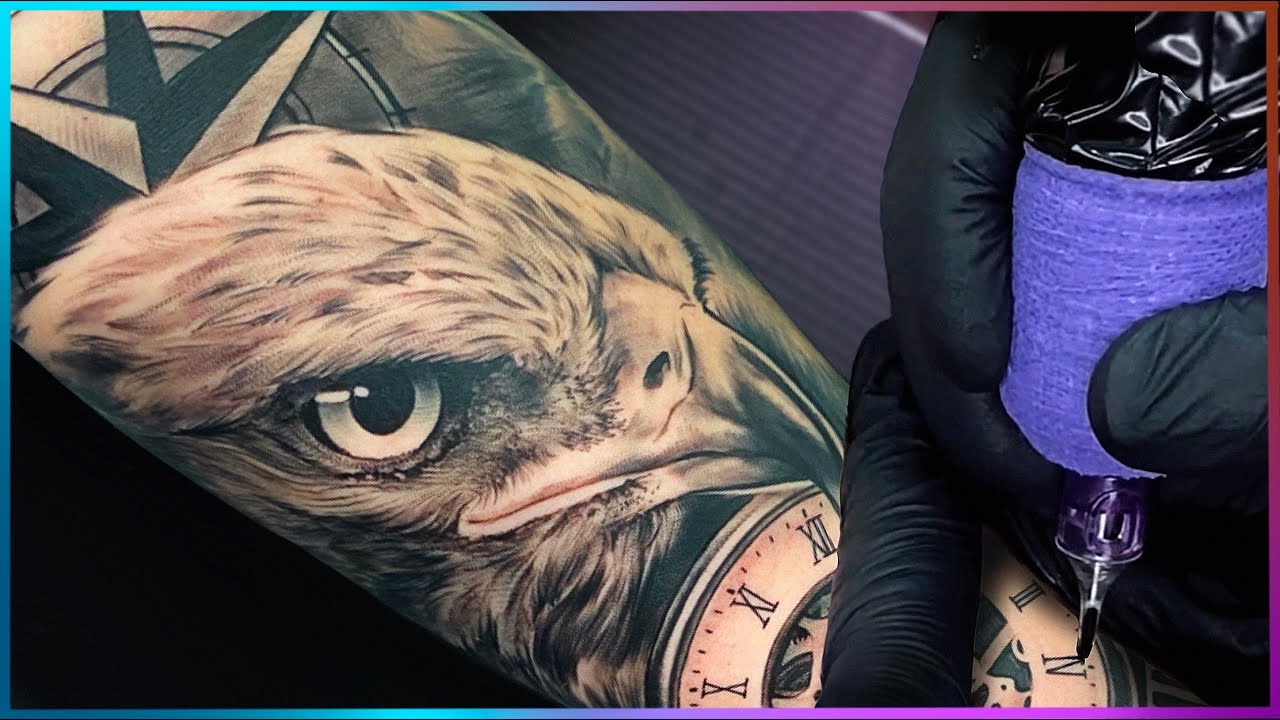 TATUAGEM DE ÁGUIA COM RELÓGIO E ROSA DOS VENTOS | Tattoo Uilian Garcez