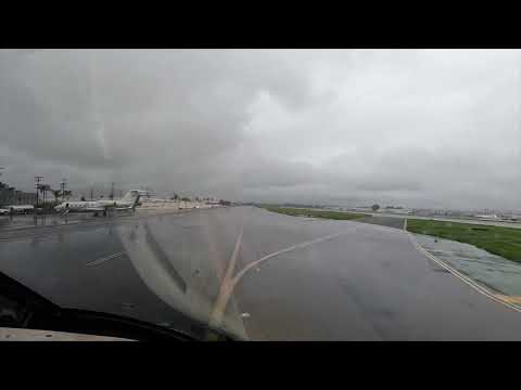 Landinga Gulfstream G-IV in Rainy Los Angeles - VNY