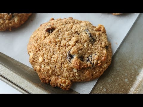 How To Make THE BEST Healthy Oatmeal Raisin Cookies Recipe | ONLY 100 CALORIES