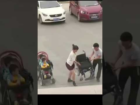 Kindness Has No Obstacles❤️👏🏻#kindness#disabilityawareness#heartwarming#humanityfirst#helping#kind