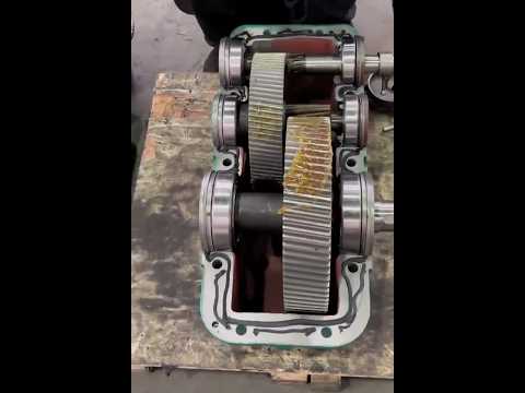 How to assemble a helical gearbox in 23 seconds? #automobile #gear #manufacturing #machine #gearbox