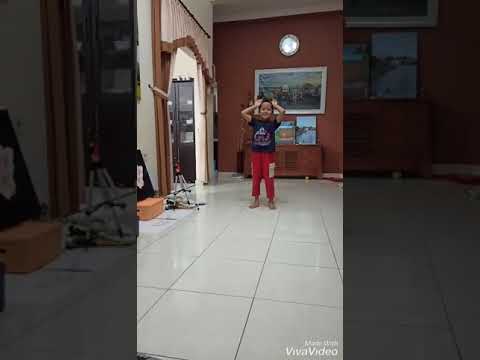 meniru gerakan kelinci melompat
