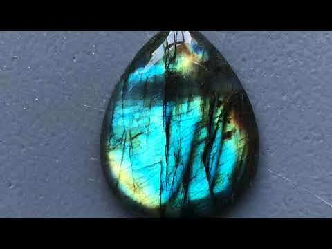 Labradorite Crystal - Healing Properties | THE COSMIC GARDEN |