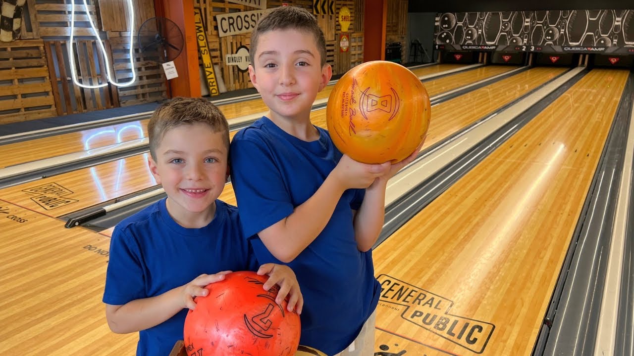 Bowling for Kids 🎳 Fun at the Bowling Alley 🎱 Ten Pin Bowling for Kids 👧🏼 Games for Kids