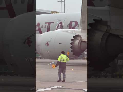 Qatar Airways Docking to Stand | Boeing-787 | #shorts #trending #viralshorts #aviation #qatarairways