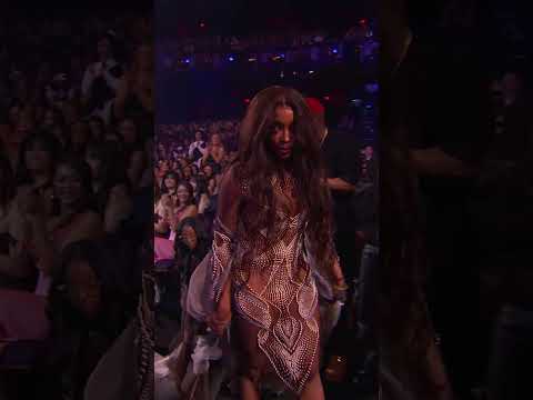 SZA Wins The iHeartRadio Music Award For R&B Artist Of The Year! #iHeartAwards2025