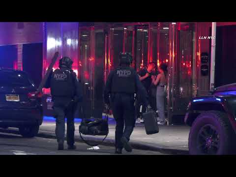Man on Balcony Rescued by NYPD ESU 4K 8.3.21