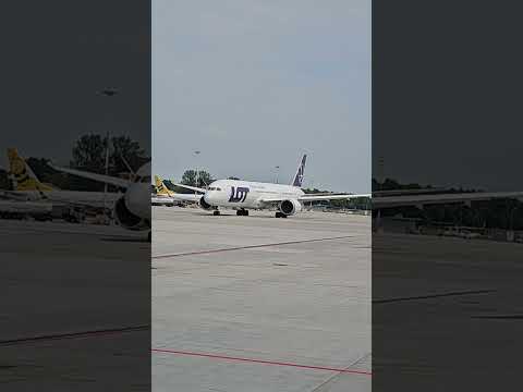 LOT Dreamliner to KORD Kraków Airport