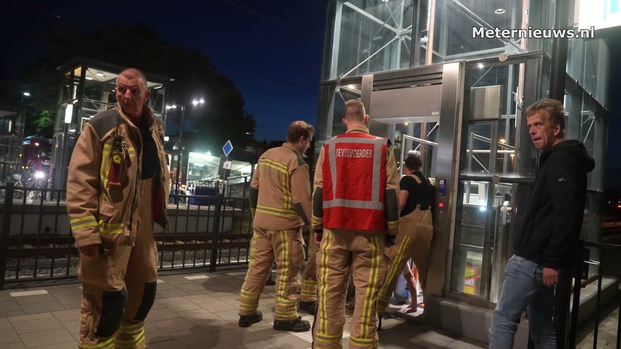 Man en hoogwerker vast in horror lift in Meppel(Video)