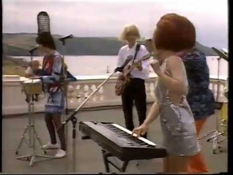 WHAT’S THAT ON YOUR HEAD? B-52S PERFORM ‘WIG’ ON BRITISH KIDS TV, 1987 ...