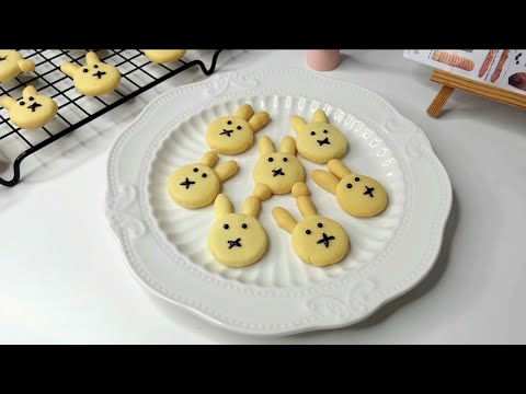 These cute bunny-shaped cookies have a crispy, sweet, and that's full of creamy goodness.