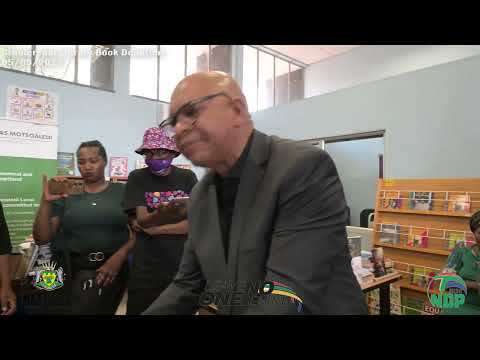 Premier donates books to Groblersdal Library