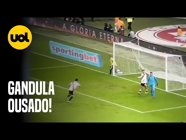 Gandula isola a bola após gol do Inter e irrita jogadores do River