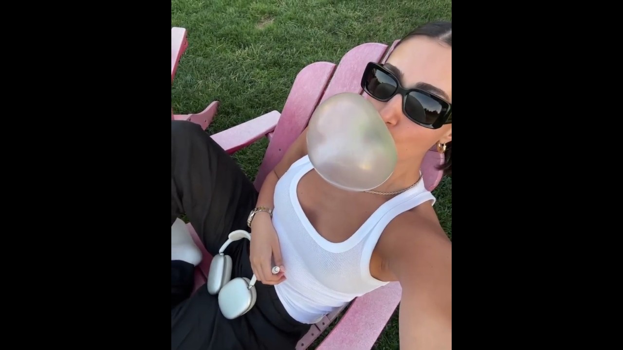 annaiantbelidze Bubble Gum Blowing