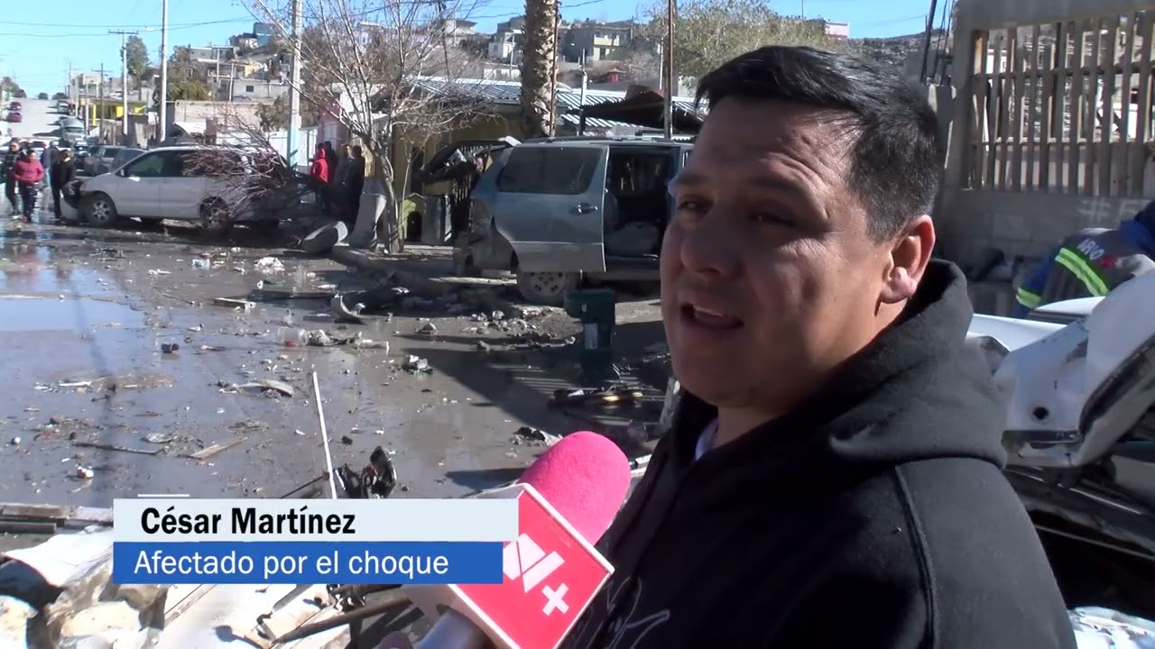 Se queda sin frenos camión con cemento, choca contra vehículos y casas en la colonia Chihuahua