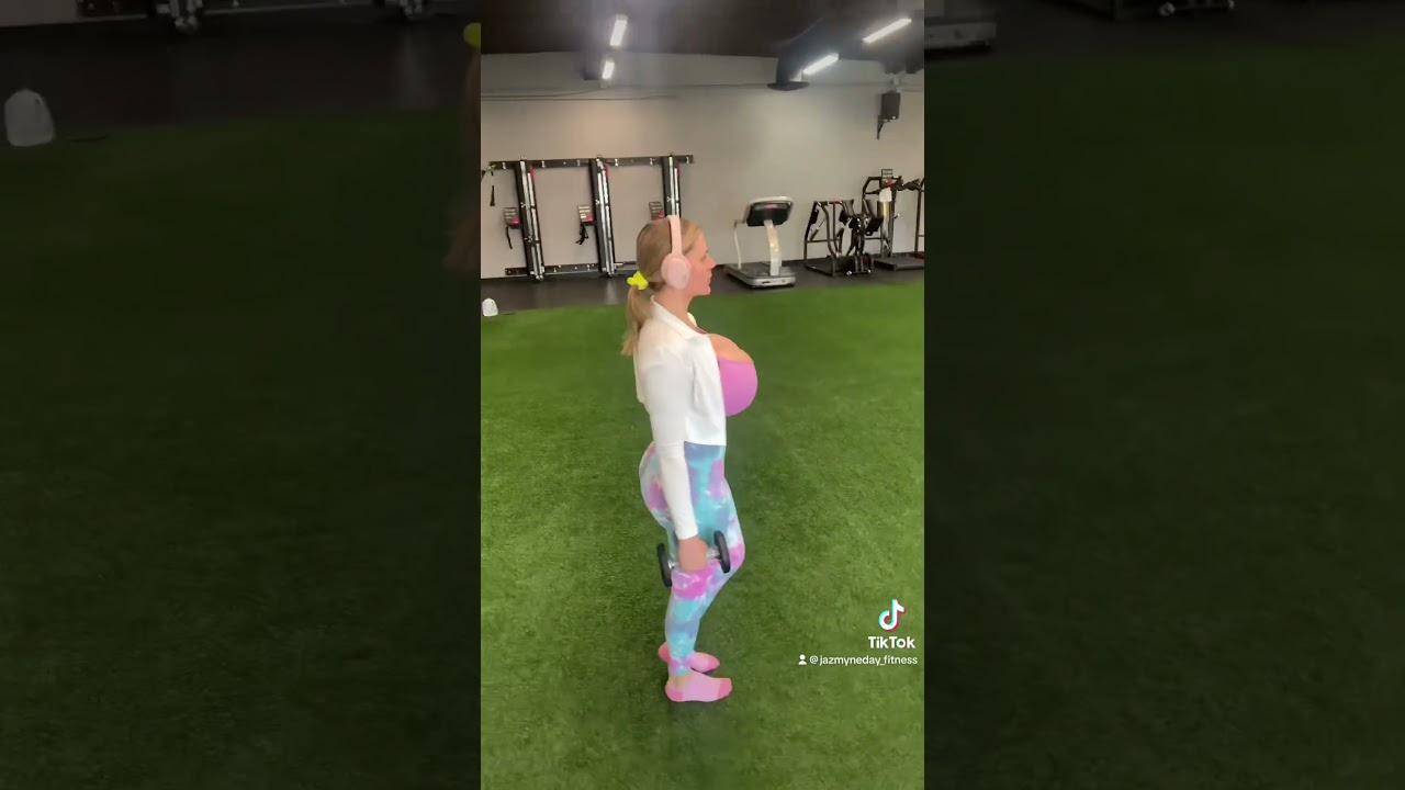 Weighted lunges are such an amazing exercise! 🦵🔥🥵 #lunges #lungesworkout #legday