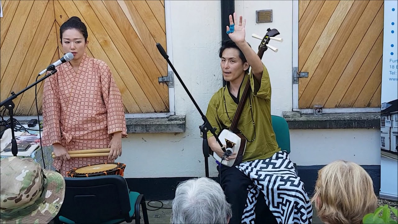 A shamisen lesson from Akari Mochizuki and Hibiki Ichikawa