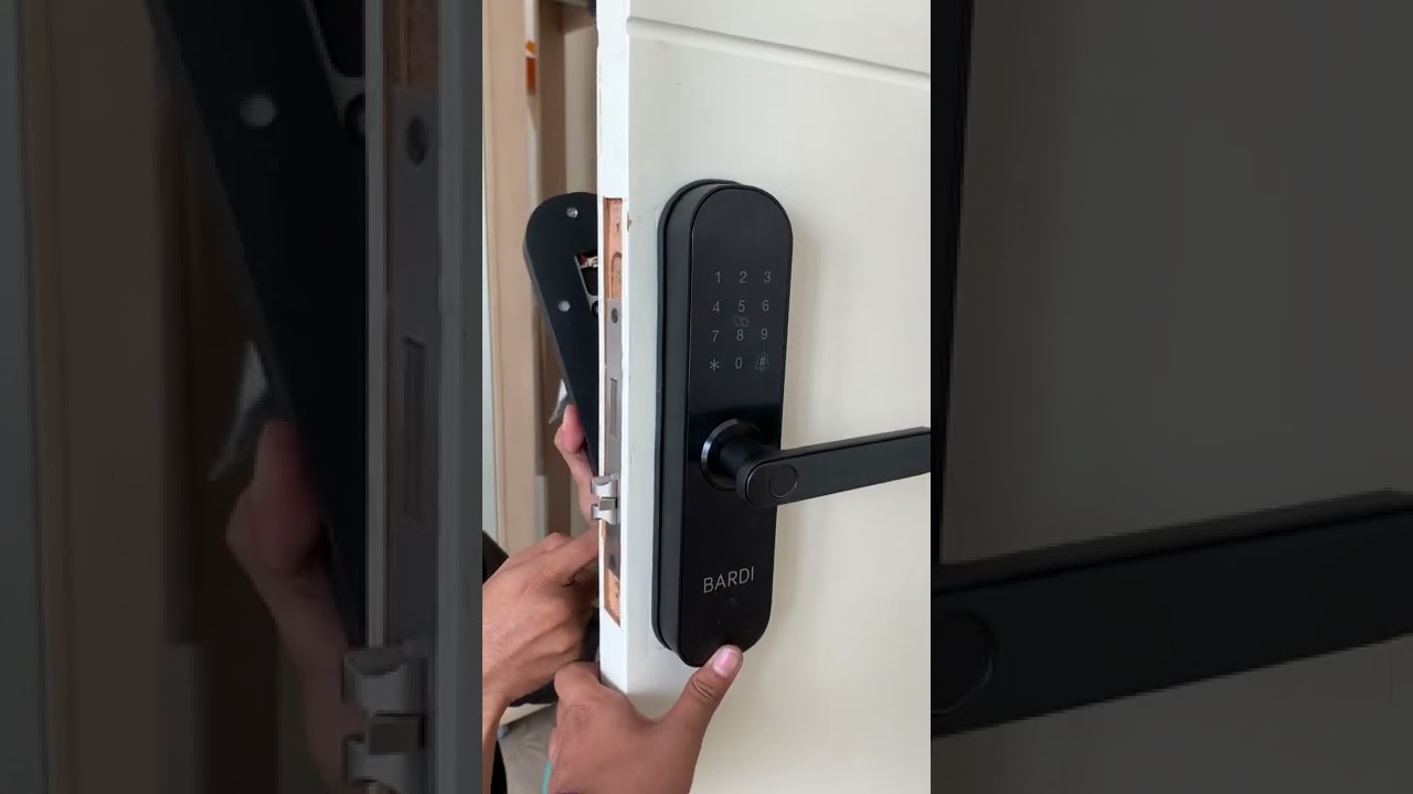 Pemasangan BARDI Smart Doorlock oleh tim BARDI Surabaya