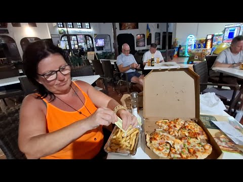 Fuerteventura Caleta de fuste, Pizza from the Bell Pub, WHAT'S IT LIKE ?