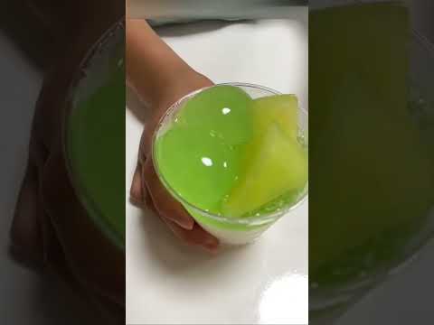 "Pudding a la mode" and "melon jelly" desserts that can be eaten in Japan. Both are delicious.