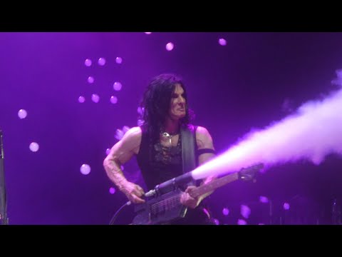 Watch: Alice Cooper Performs First Show With Guitarist Kane Roberts ...