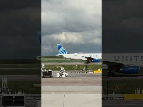 A United a319 taxiing at Denver International Airport - June 2025