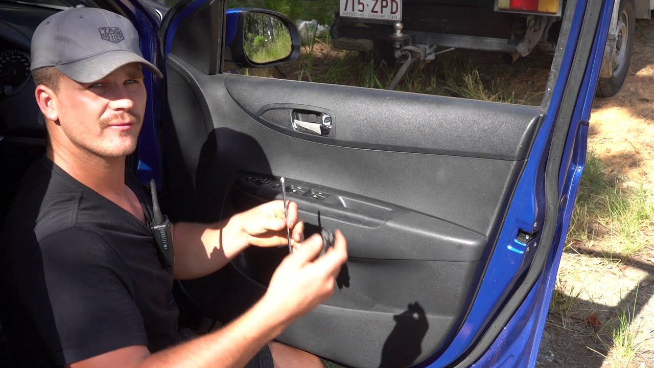 How to Remove and Replace a Hyundai I20 Interior Door Handle 2008-14
