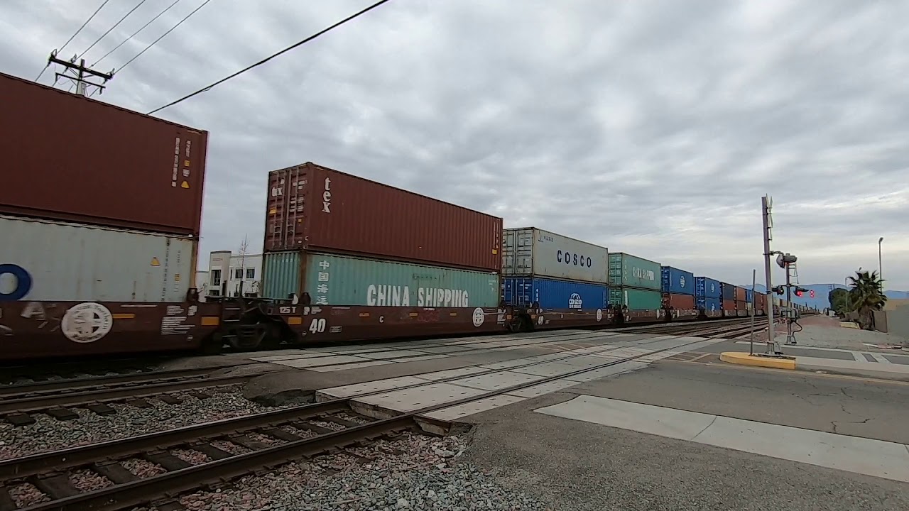 BNSF AC4400CW leads intermodal/H1 Dash 9