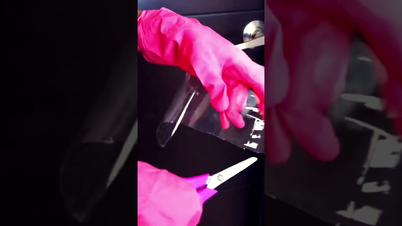 With a BOTTLE OPEN the DOOR🚪 #tips #howtoopenthedoor #withoutkeys #home #locksmith