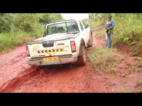 Nissan NP300 Hardbody Double Cab 2.4, 4x4 Climbing steep muddy hill #offroad4x4 #muddy