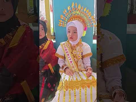 Baju adat bugis dari kantong plastik