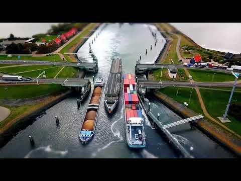 MS Feniks bij Sluis Kornwerderzand
