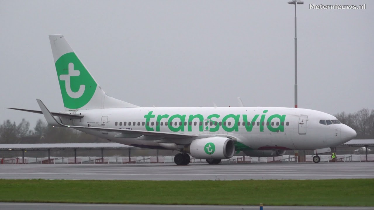 Waterige ereboog voor Transavia vliegtuig in Eelde(Video)