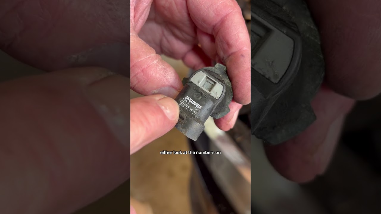 How to change a headlight in 1 min (easy)