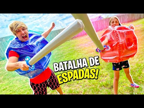 PAI vs FILHAS! BATALHA DE ESPADAS E ESCUDO INFLÁVEL! - PAI TAMBÉM VLOGA