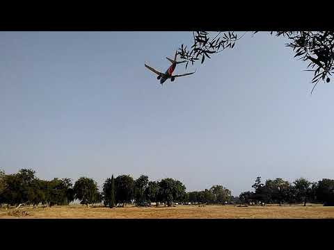 (4) Plane landing at the Mineta International Airport of San Jose, CA, USA