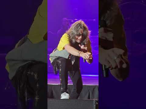 KELLY HANSEN of FOREIGNER poses for a fan pic in Fort Wayne, IN 10/24/23
