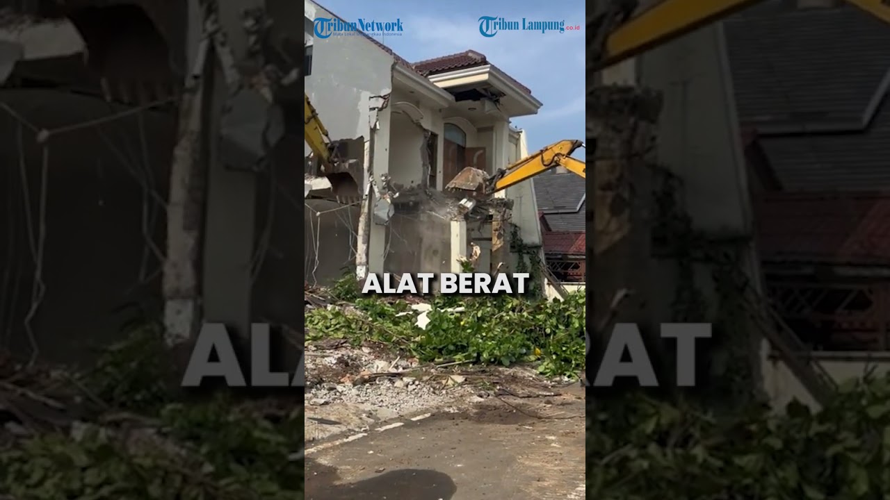 MAGNIFICENT HOUSE IN DUREN SAWIT JAKARTA DESTROYED USING EXCAVATOR