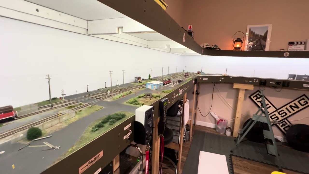 Finishing the HO shelf layout backdrop - PART 2