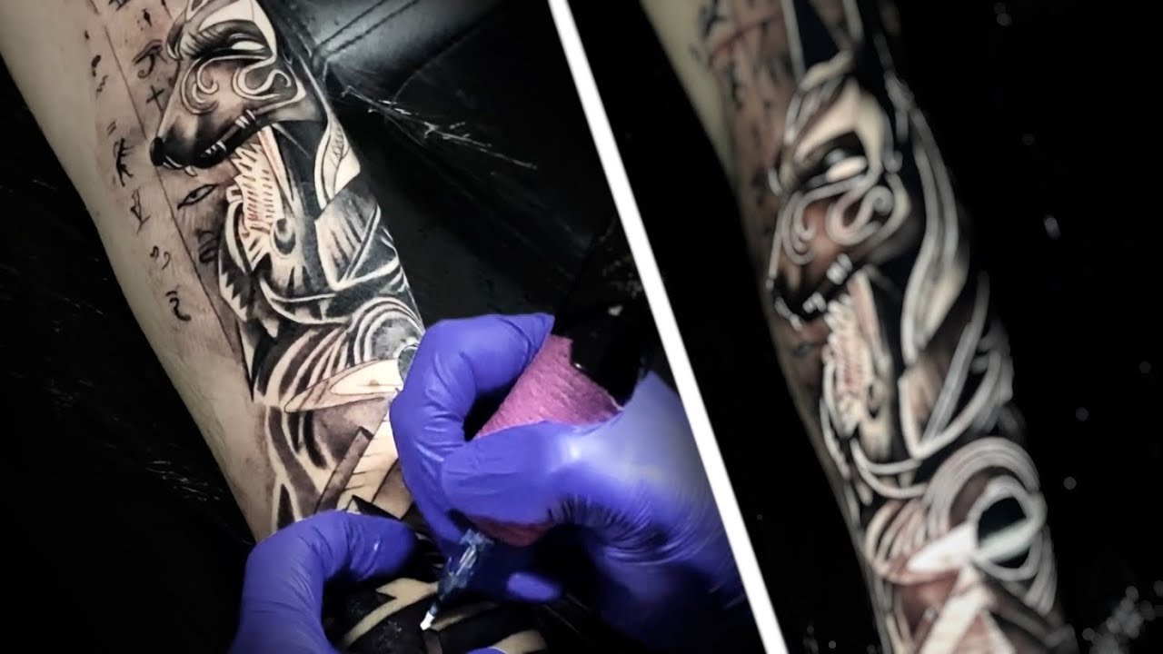 Tatuagem de Anúbis com pirâmide