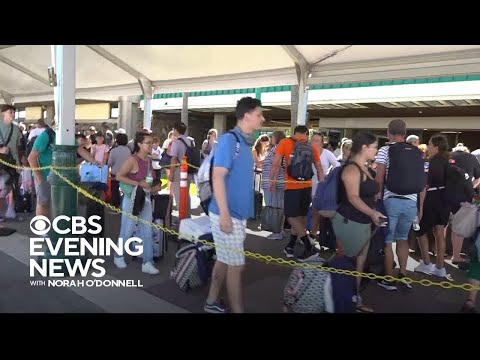 Maui airport crowded with tourists attempting to evacuate