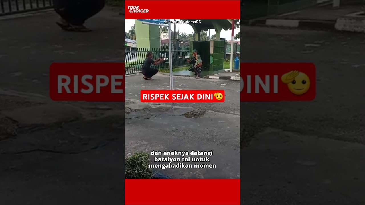 Seorang ayah dan anaknya datangi batalion TNI untuk meminta foto bersama
