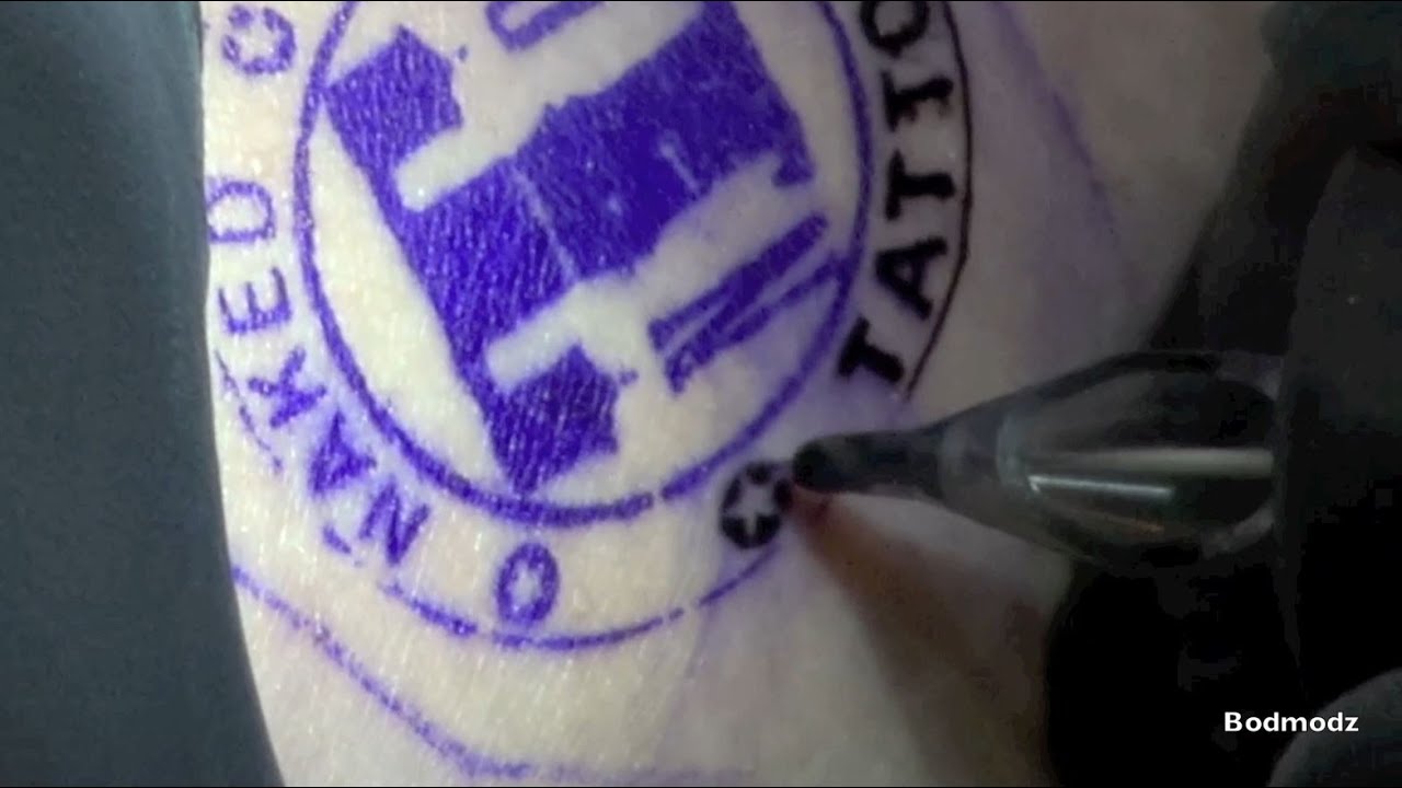 NAKED TATTOO GUY - Symbol tattooing (Vanessa, member #19)