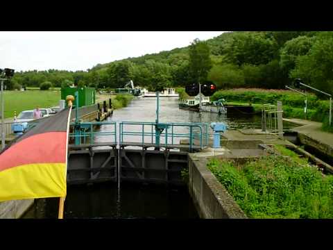 Schiffsfahrt auf der Ruhr von Witten zum Kemnader See mit der MS Schwalbe 2, in der Schleuse