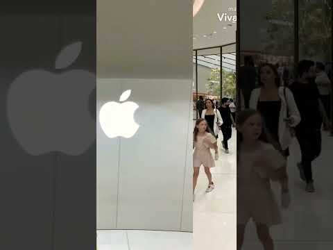 Huge crowd at apple store in DUBAI MALL.